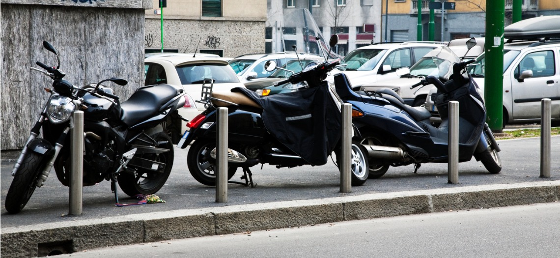 Welche Vorsichtsmassnahmen Sind Beim Parken Des Motorrades Zu Beachten